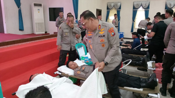Jenderal Yan Fitri ‘Jahili’ Anggotanya Saat Donor Darah – Berita Batam
